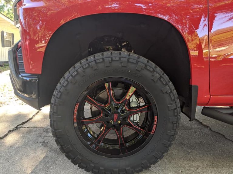 Z71 Trailboss w/ 20x9 Moto Metal MO970 Wheels on 35x12.50x20 tires