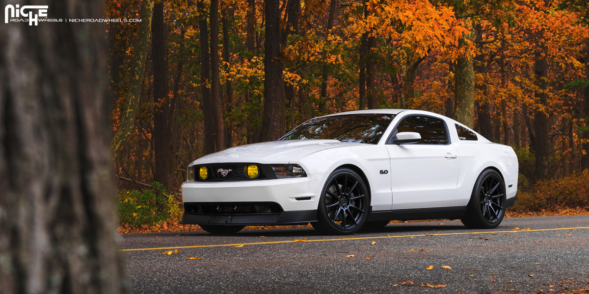 Ford Mustang w/ 20x9 Niche Essen M147 Wheels